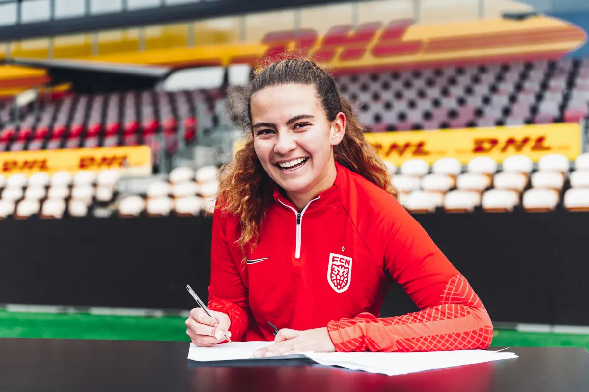 Sarah Tofft skriver under på 3-årig kontraktforlængelse