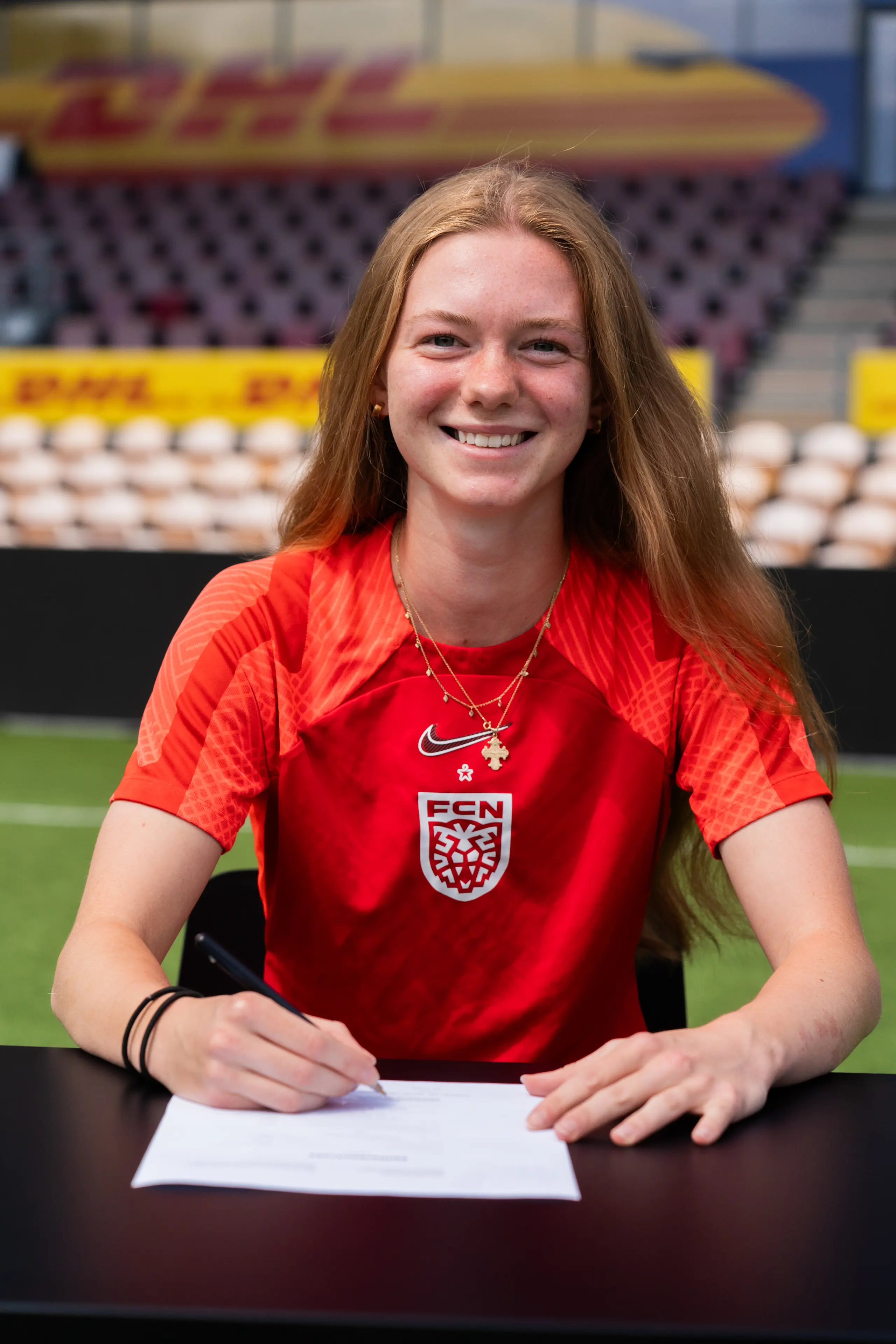 Clara La Cour skriver under på en 3-årig kontraktforlængelse